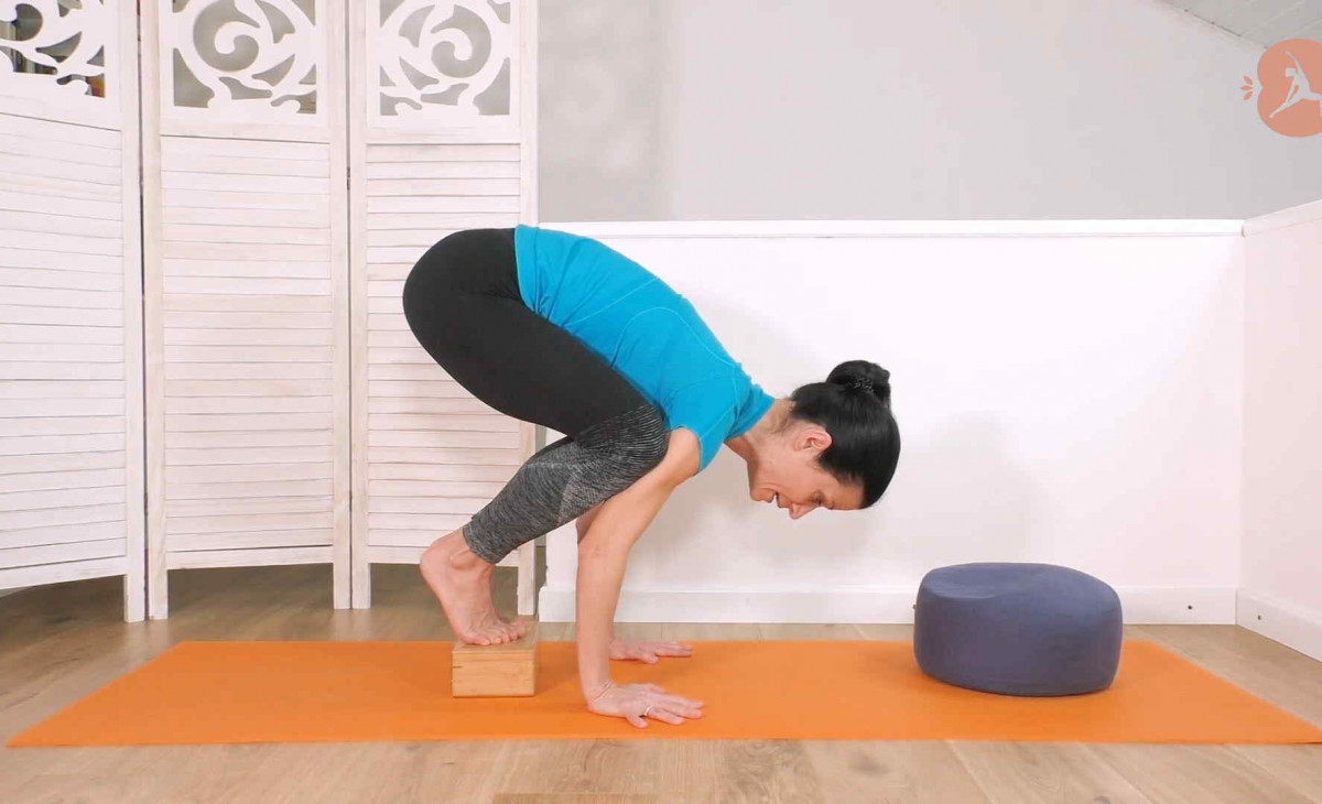 Come praticare la posizione del corvo? Tutorial Bakasana