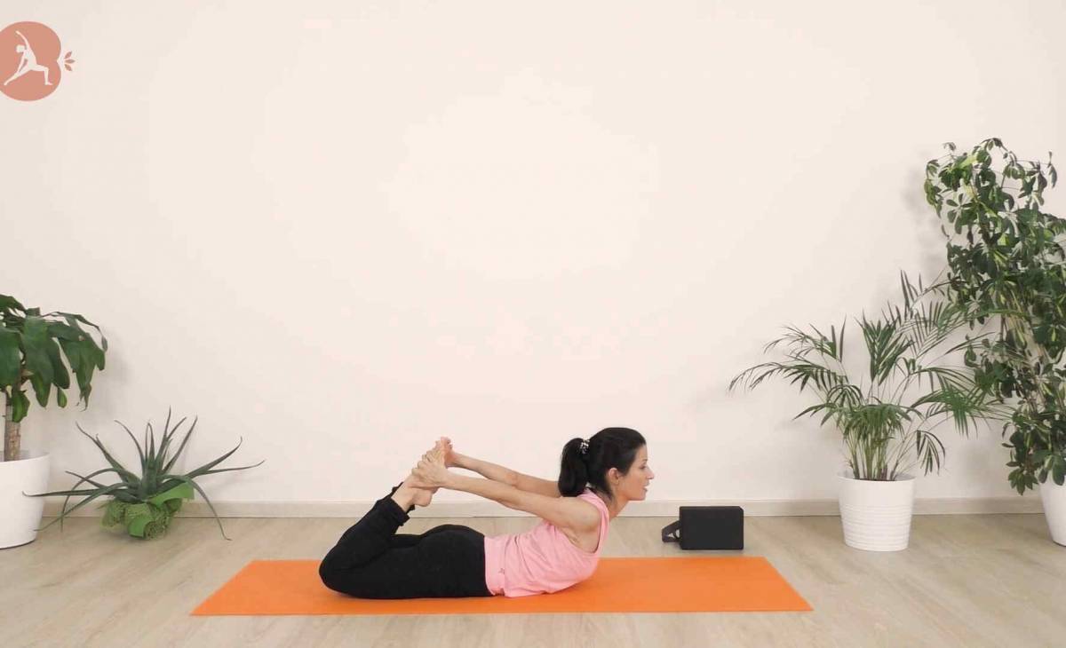 Yoga energizzante con la Posizione dell’arco - Dhanurasana